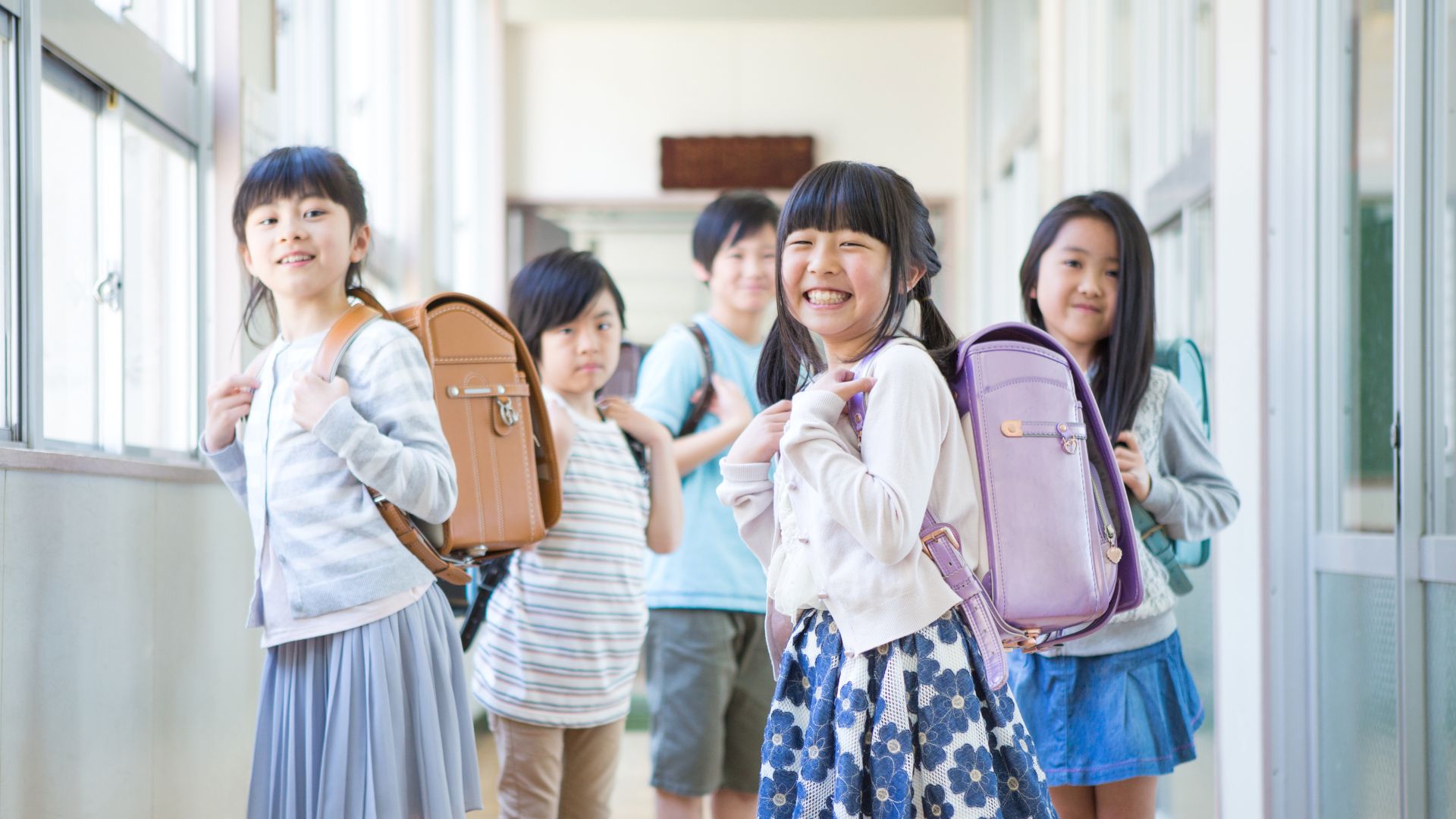 フリースクールとは？不登校の子どもの選択肢｜特徴・メリット・選び方・費用まとめ - COCONOVA